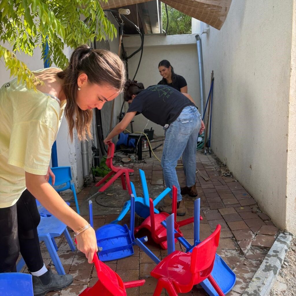 SA volunteers help kibbutzniks return to Nir Am - SA Jewish Report